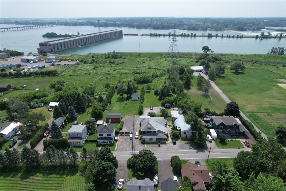 Quintuplex 717-731 Ch. du Fleuve, Les Cèdres